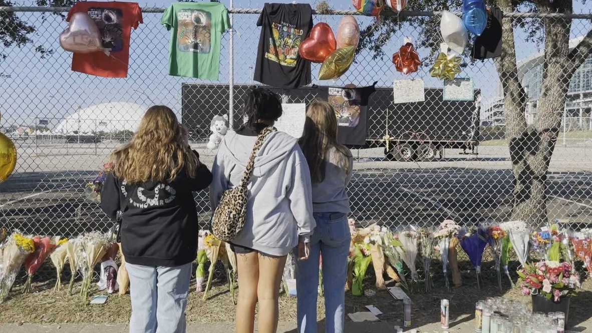 Usa Fans Gather At Astroworld Festival Site To Pay Respects To Crowd