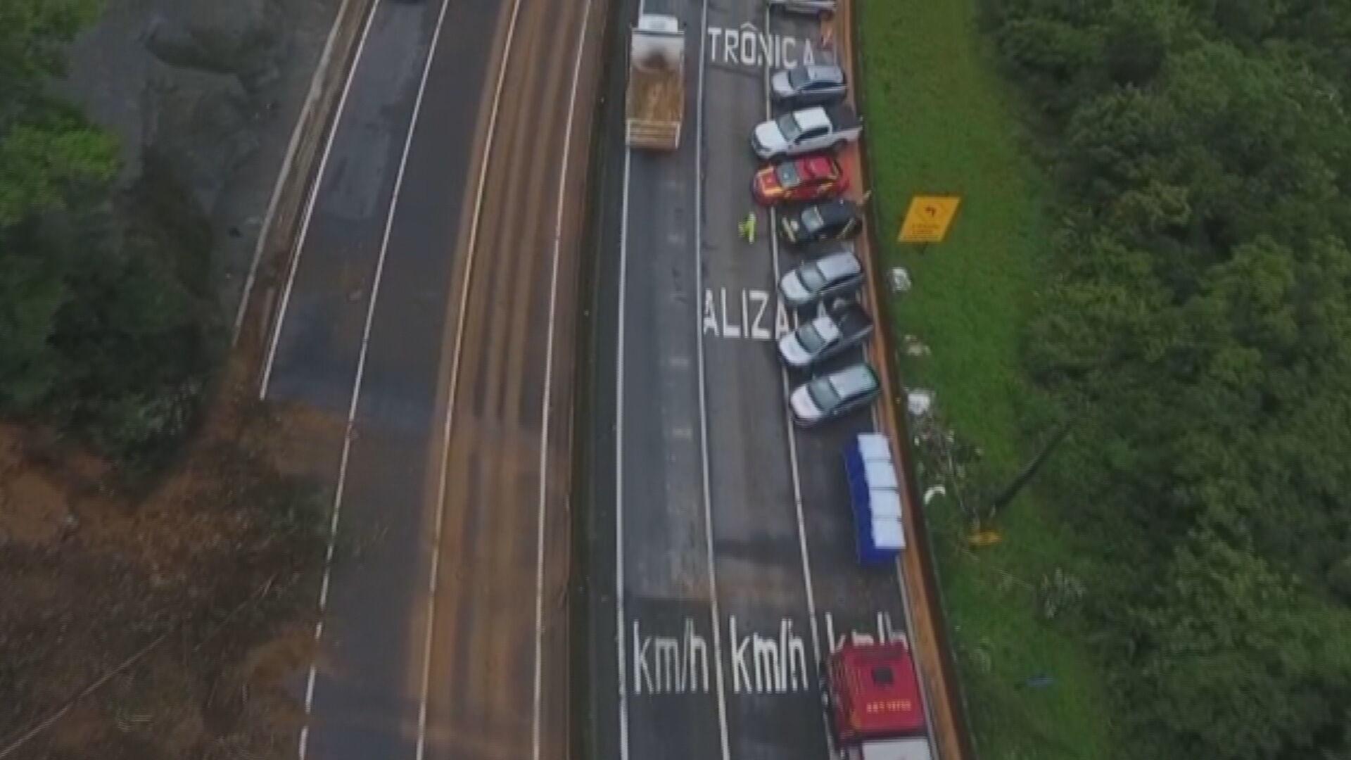 Brazil: At least 2 dead, dozens missing in landslide in Guaratuba | Video Ruptly
