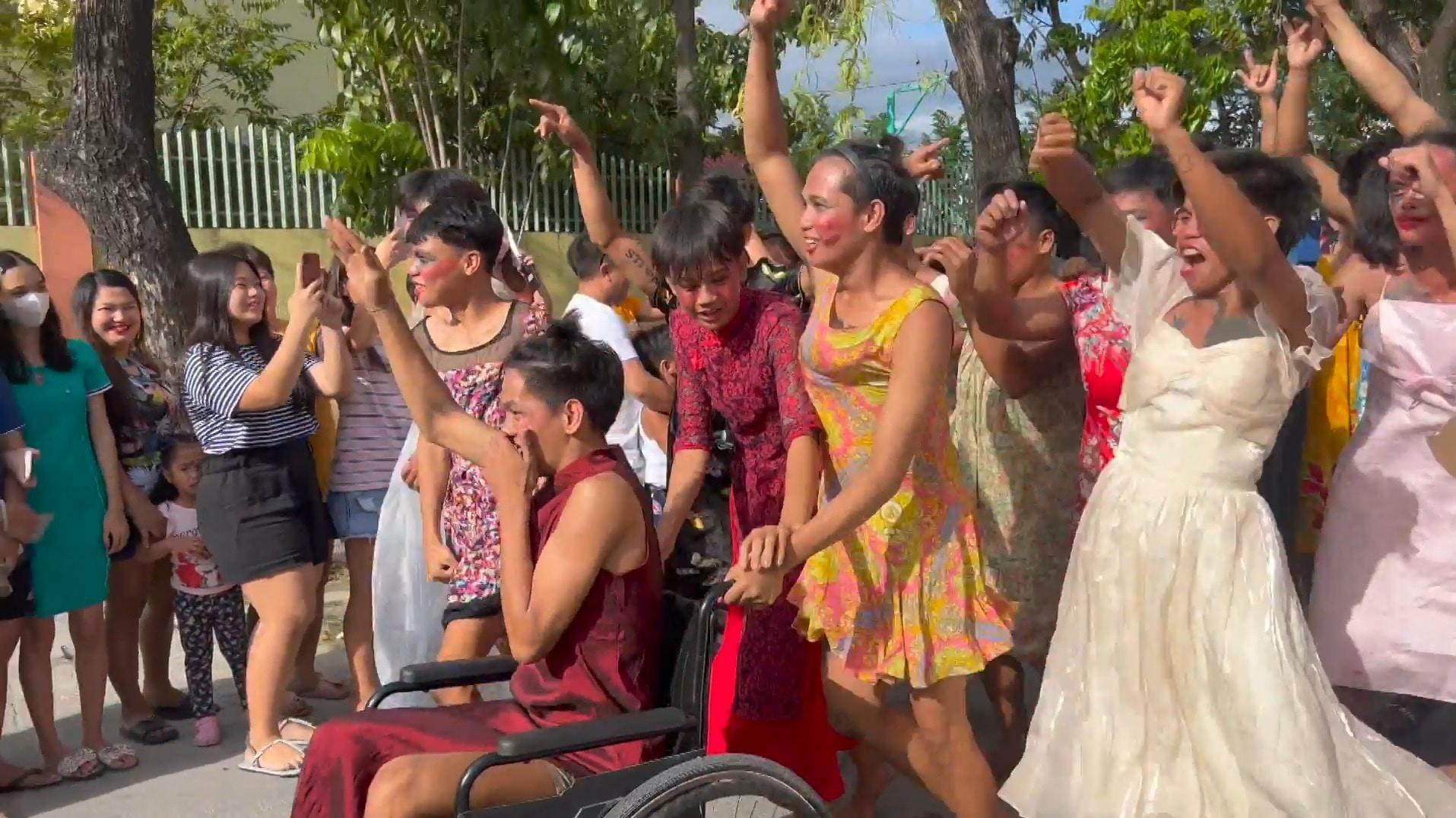 Dude looks like a lady - Hundreds of Filipino men cross-dress for 90th ...